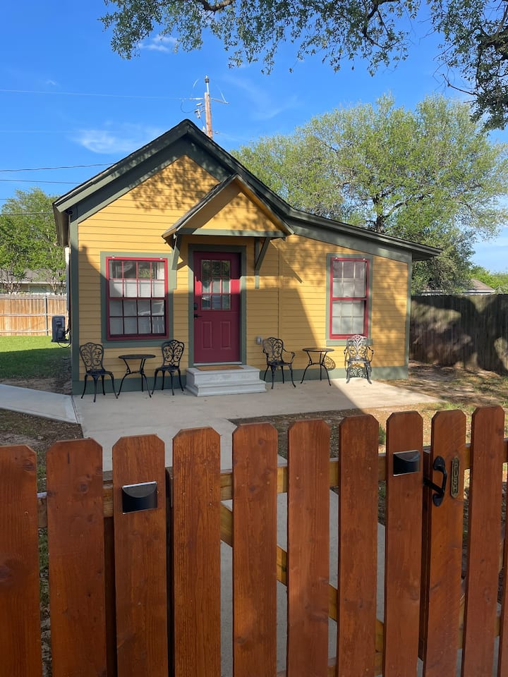 Kyle Field Cottage - College Station, TX