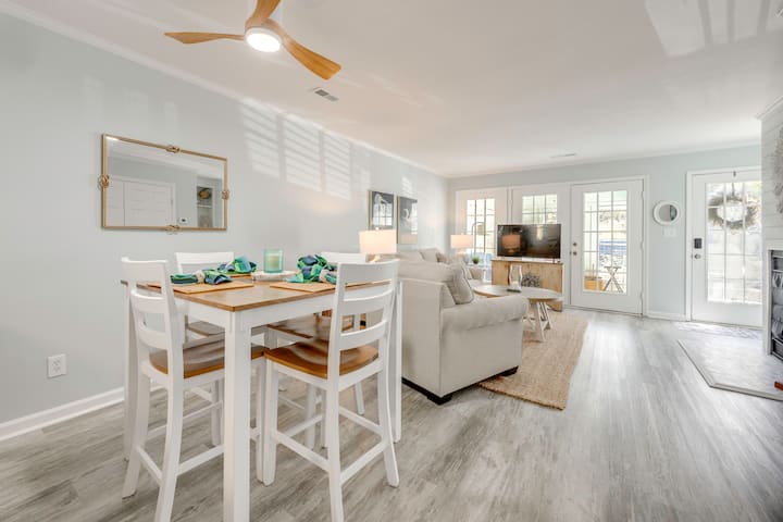 Walk To Eats & Drinks! Stylish Murrells Inlet Stay - Murrells Inlet, SC
