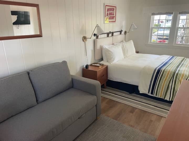Cape Cod Motor Inn - Queen Bed With Sofa Bed - Dennis, MA