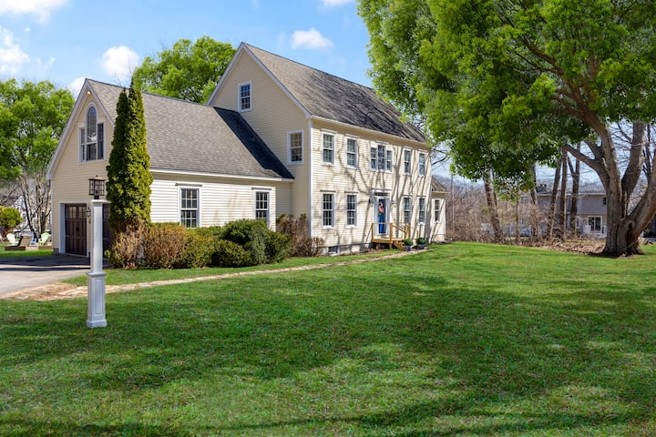 Spacious Family Retreat, Near Beaches - York's Wild Kingdom, York