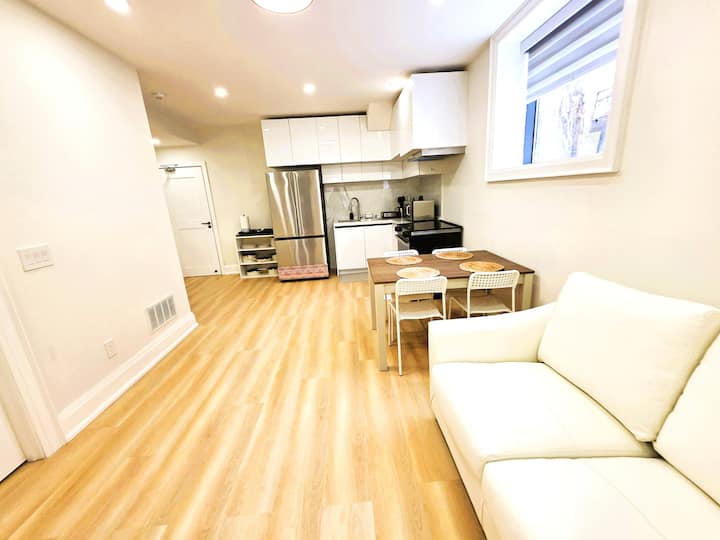 Bright 2br Basement Suite -Feels Like Main Floor - トロント