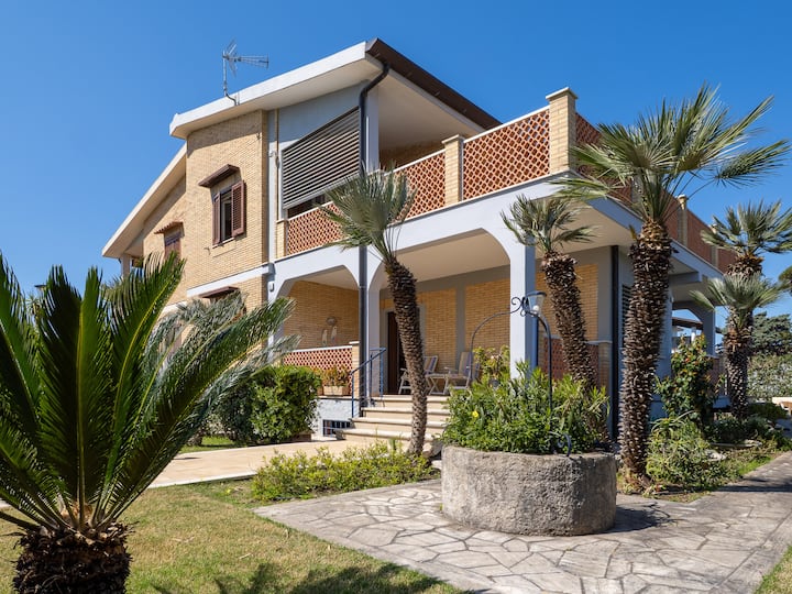 Family Villa Steps From The Sea • 4 Bedrooms - San Felice Circeo