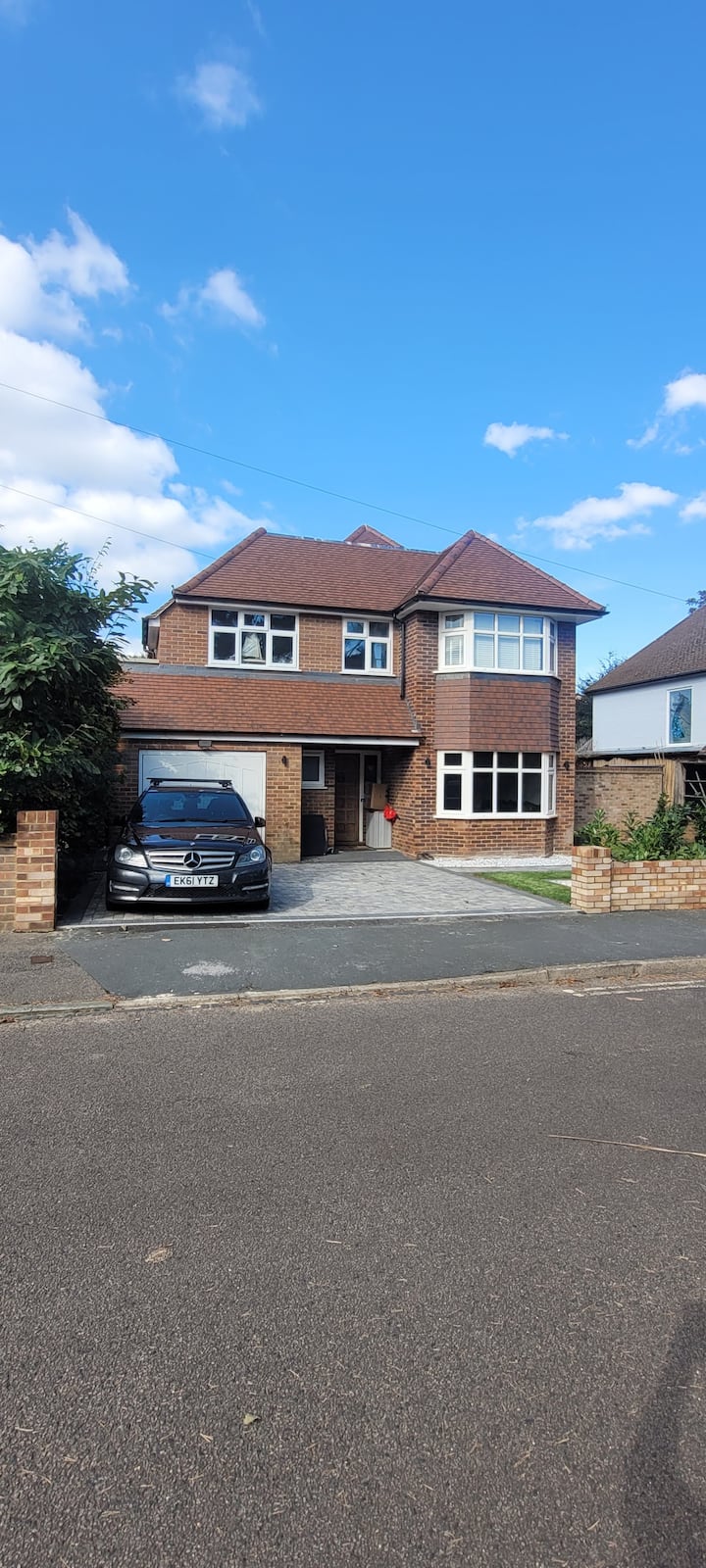 4 Bed Detached House - Double Driveway & Garden - Woking