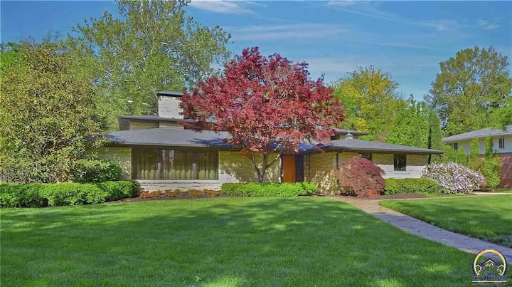 Iconic Mid-century Retreat - Topeka, KS