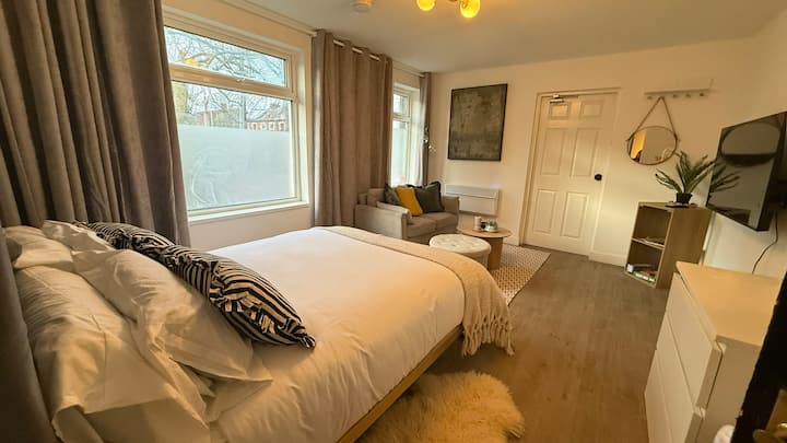 2 Bed Apartment With Free Parking & Netflix - Wolverhampton