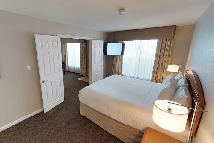 Suite W/ Kitchenette: Free Breakfast & Pool - Placentia