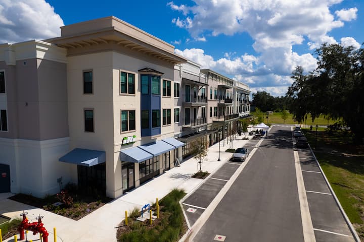 Downtown Avalon Park Stay: Comfort & Charm - Zephyrhills, FL