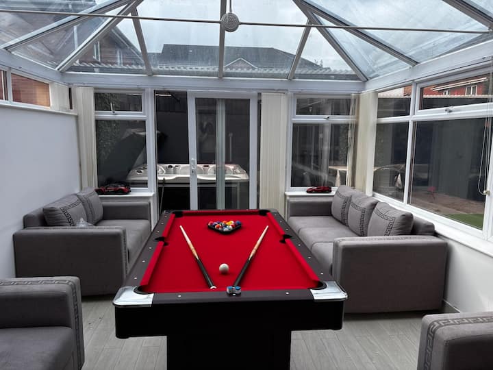 Semi-detached Wjacuzzi & Pool Table - Free Parking - Cardiff