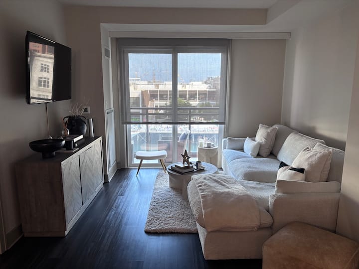 Beautiful Apt With Balcony In The Heart Of Seaport - Boston, MA