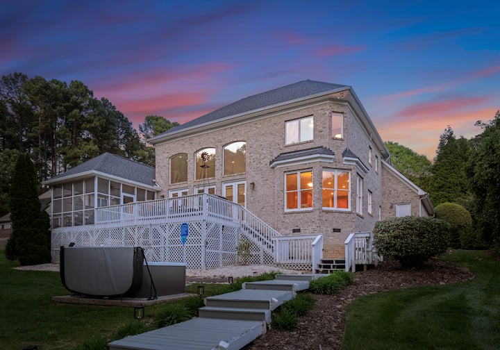 Lakefront Gem • Private Dock • Hot Tub • Game Room - Lake Norman, NC