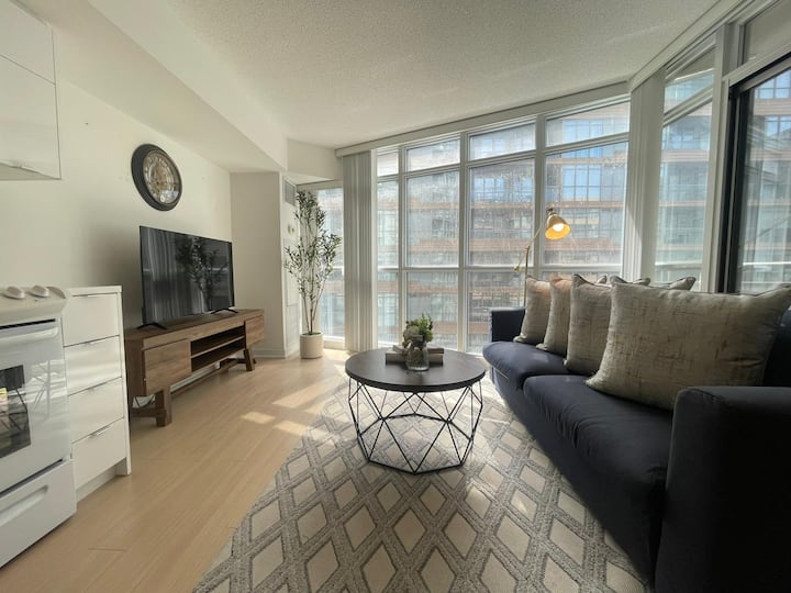 Central Downtown Toronto Stay + 1 Free Parking - Toronto, ON