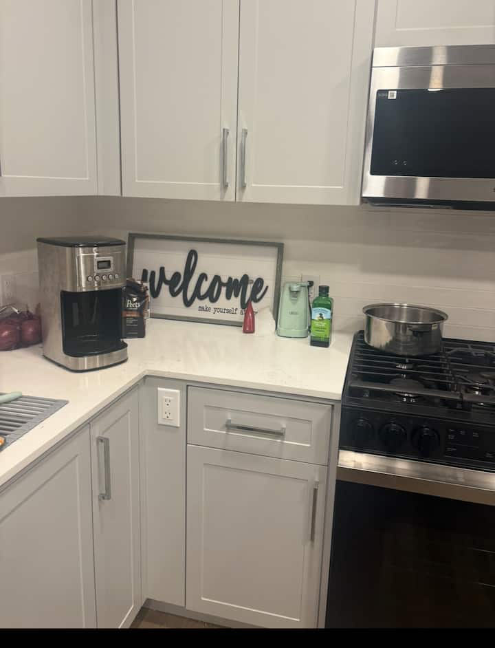 Modern Retreat 1st Floor | Pool | Full Kitchen - Temecula, CA