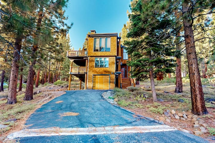 Mountain Home Near Year-round Outdoor Activities - Kings Beach, CA