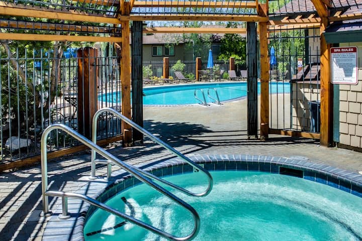 Bright Condo W/ Pool, Hot Tub Walk To Lake - Tahoe City, CA