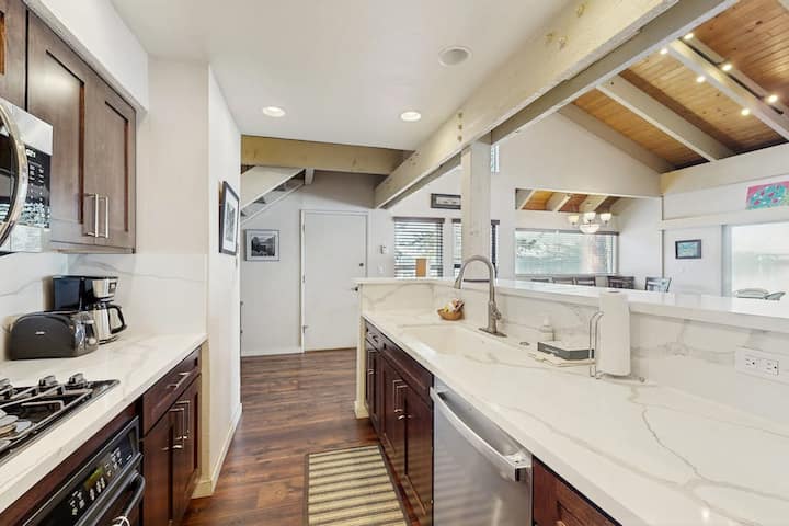 4br Lakefront With Loft, Pools, Hot Tubs, And Deck - South Lake Tahoe