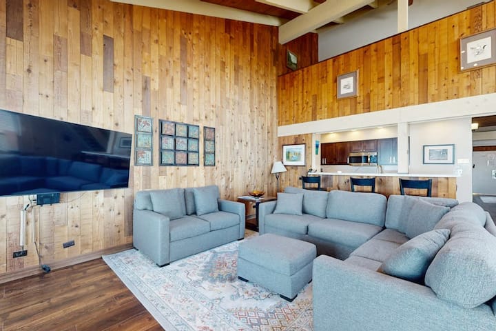4br Lakefront With Loft, Pools, Hot Tubs, And Deck - Zephyr Cove, NV