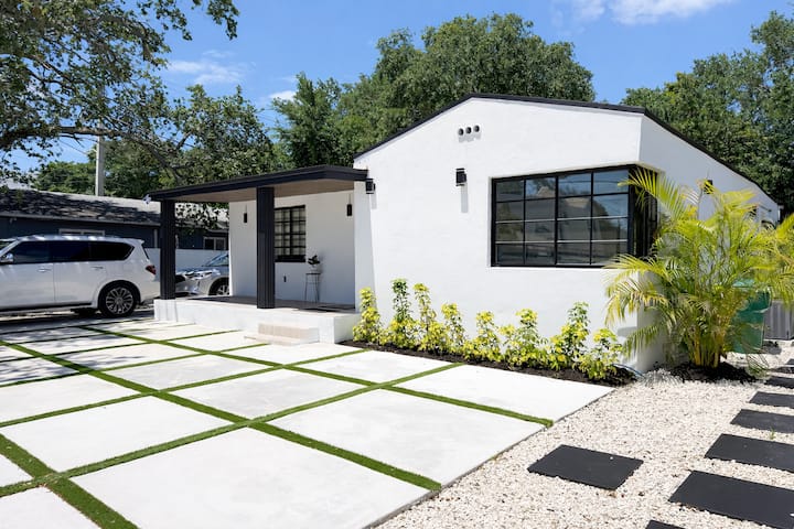 New Home | Near Art & Design District | Sleeps 14 - Miami, FL