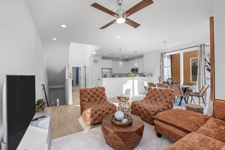 Sleek & Spacious Luxury Stay Near Downtown Raleigh - Raleigh, NC