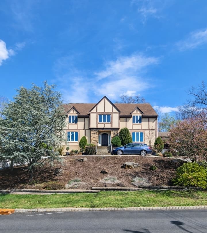 The Manse On The Hill 2-story Retreat + Parking - Paterson, NJ