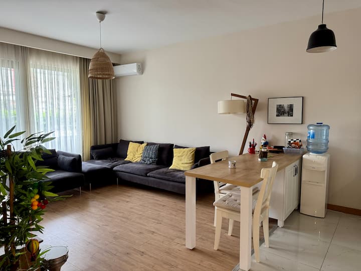 Santorini Vibes: 2br Garden Flat W/ Pool & Gym - İzmir