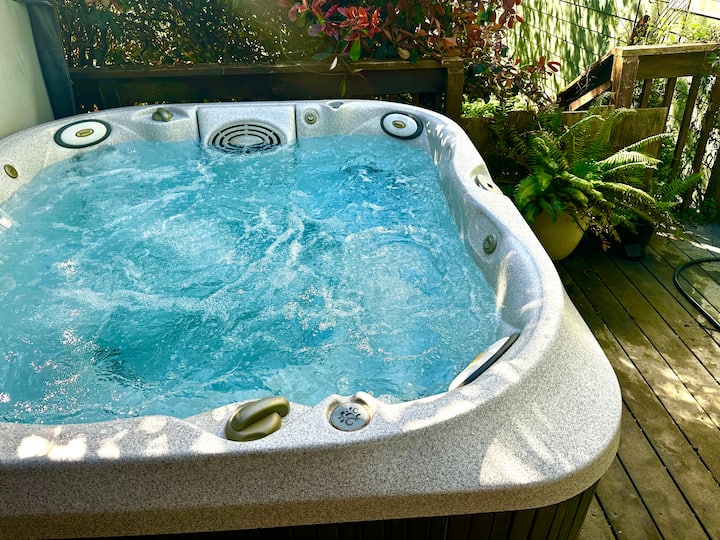 Jasmine's Hideaway - West Salem Retreat - Salem, OR