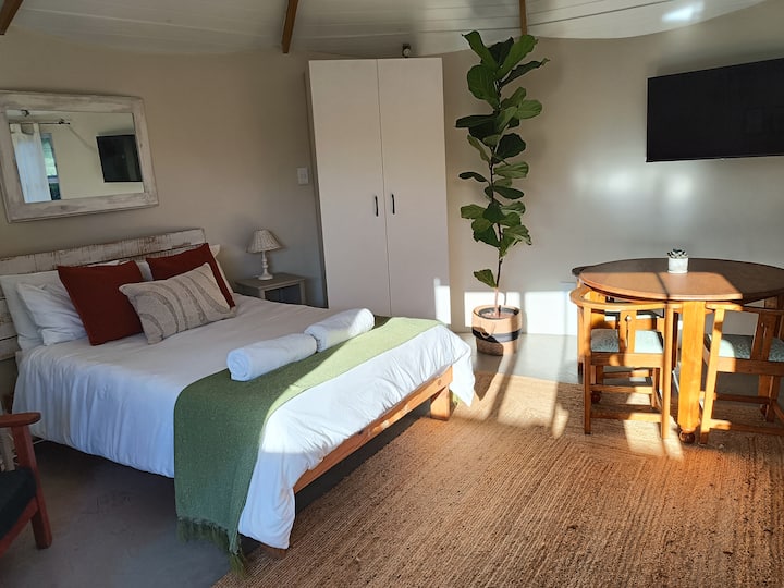 Unique, Cozy Rondavel 200m From The Sea - Hermanus