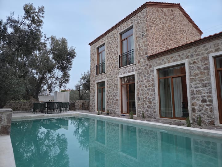 Isıtmalı Havuzlu Ve ŞöMineli Taş Konak - Adatepe