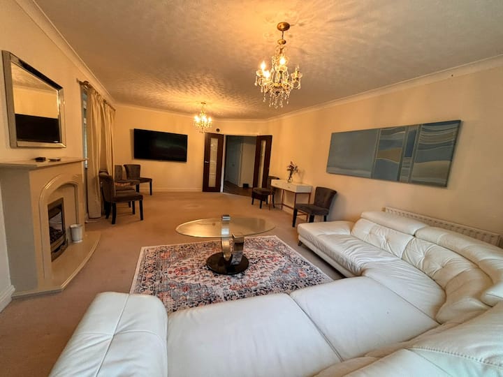 4br Fully Furnished House In Egham With Parking Hl - Staines-upon-Thames