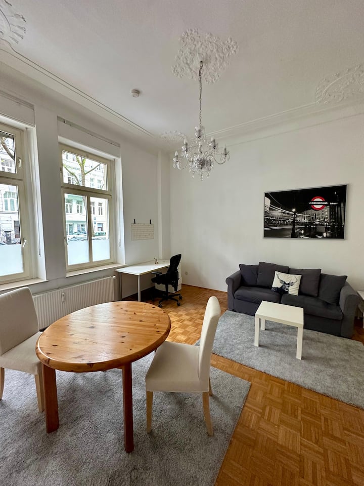 Stilvoller Altbau Mit Stuck In Kölner-südstadt - Köln