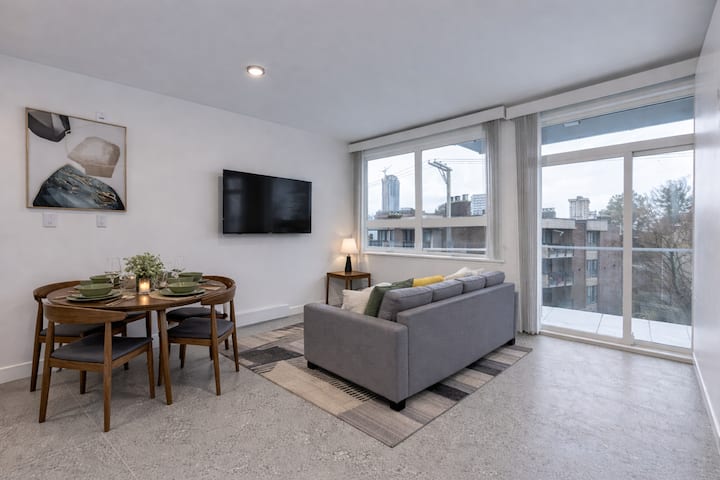 Modern Studio W/ Balcony | Downtown Vancouver - Vancouver