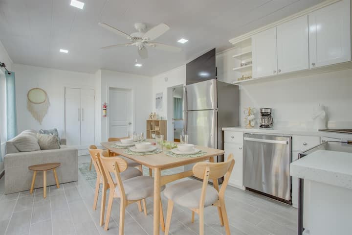 Spacious 2br/2ba | Pool, Laundry & Gated - Placencia