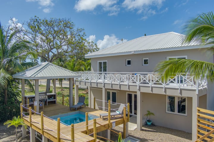 Spacious 2br/2ba Placencia Apartment Pool, Parking - Placencia