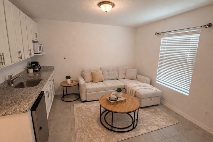 Private 1br Guest Suite W/ Kitchenette & Entry - ポートセントルーシー, FL