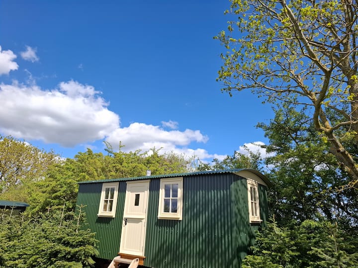 Hilltop Shepherds Hut, Hot Tub & Views Of Vineyard - Essex