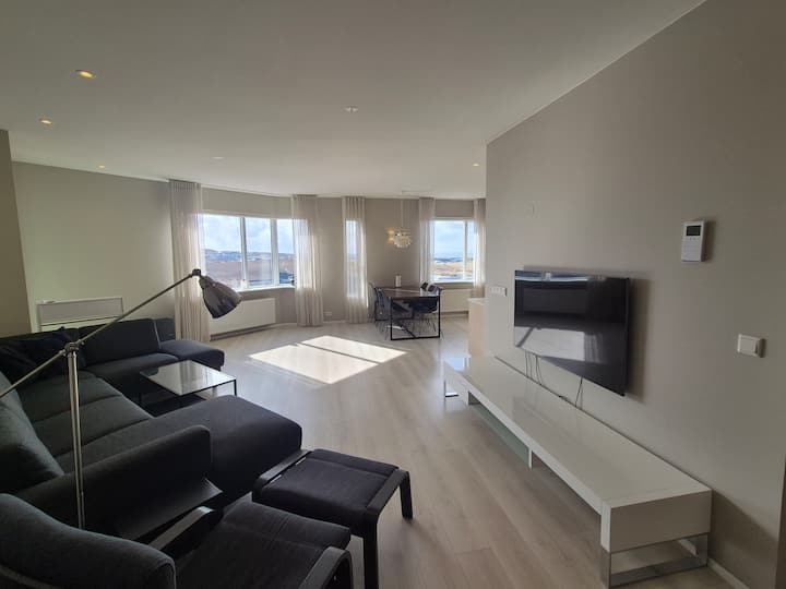 Bright Apartment With Balcony And Sea & Lake Views - Islande