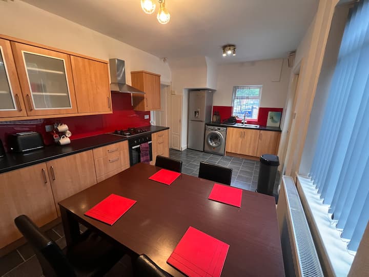 Warm And Inviting Home Away From Home! - Leeds