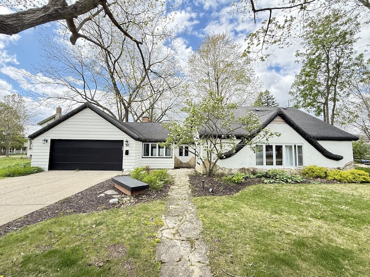 Charming Gingerbread House - Walk To Town & Beach - Lake Geneva