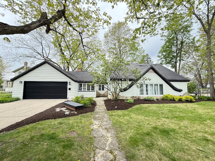 Charming Gingerbread House - Walk To Town & Beach - Lake Geneva