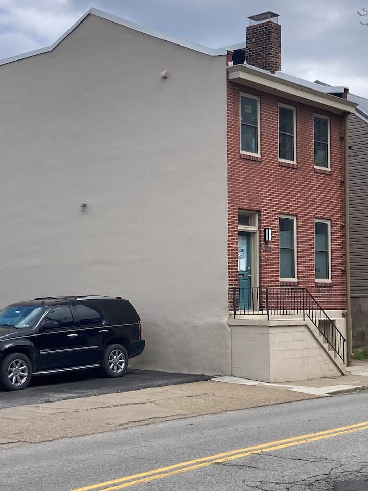 Luxury Apartment 1st-floor-free Off Street Parking - Pittsburgh, PA