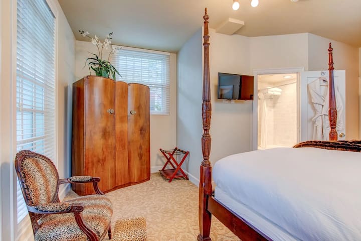 Historic Carriage House @ Portland's White House - Portland, OR