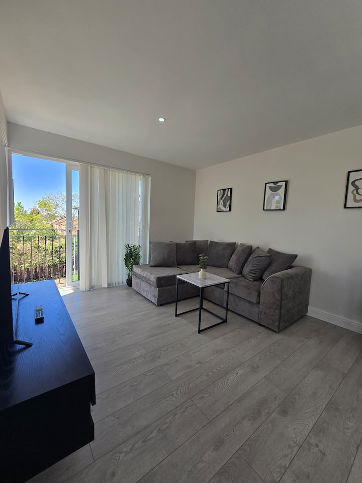 Spacious 2br + Ensuite+ Balcony+a/c, Near Heathrow - Twickenham
