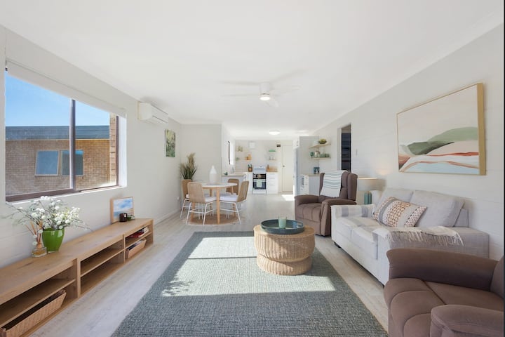 "Short But Sweet" Merimbula Unit With Lake Views - Merimbula