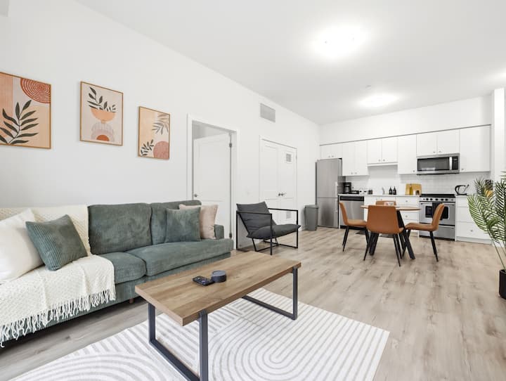 2br Modern Condo | High Ceilings, Ensuite & Patio - Kitchener