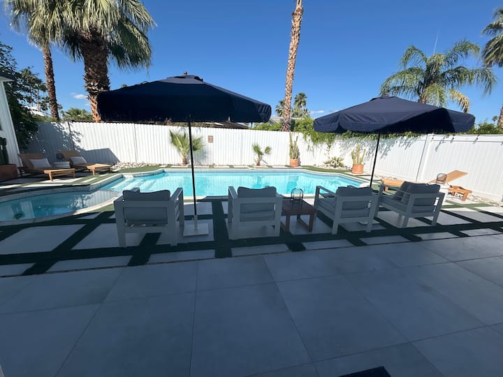 Sleeps 16 Villa Pool&jacuzzi - 棕櫚泉