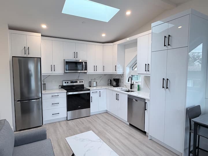 Modern 2br | Street Parking |
Vancouver West - Vancouver