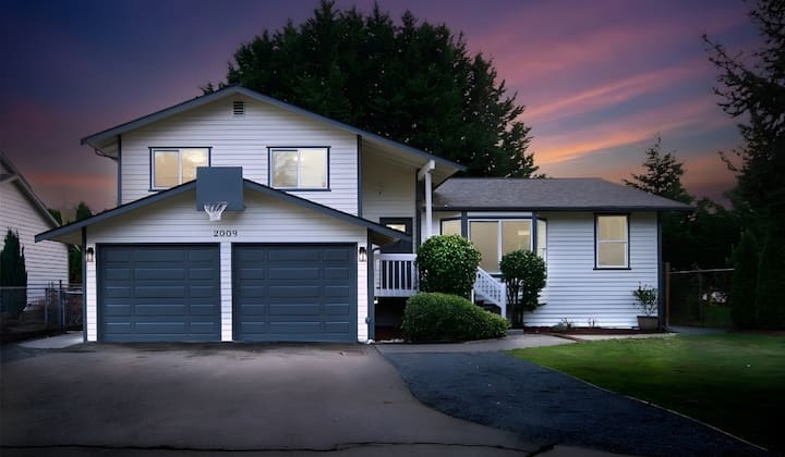 Modern 7-bedroom Home With Spacious Yard, A/c - Edmonds, WA