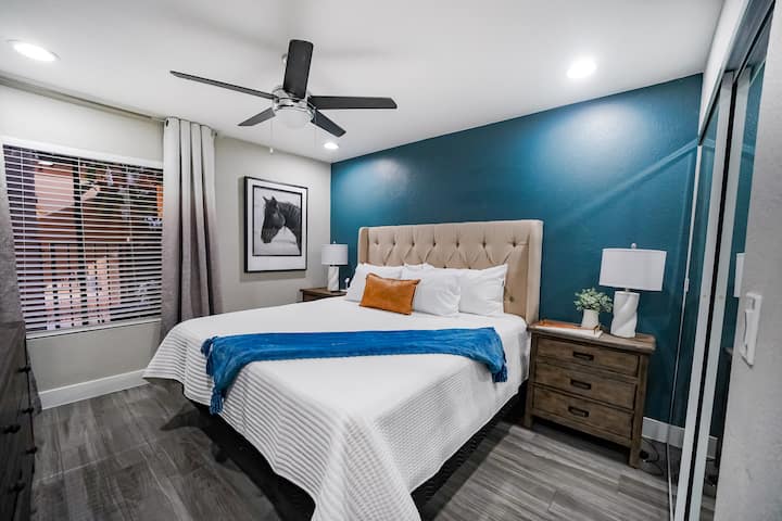 Cozy King Suite W/ Terrace · Pools · Parking - Mesa, AZ