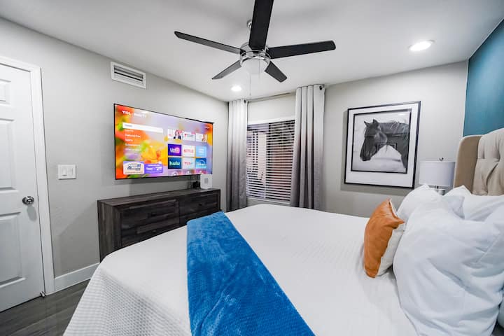 Cozy King Suite W/ Terrace · Pool · Parking - Mesa, AZ