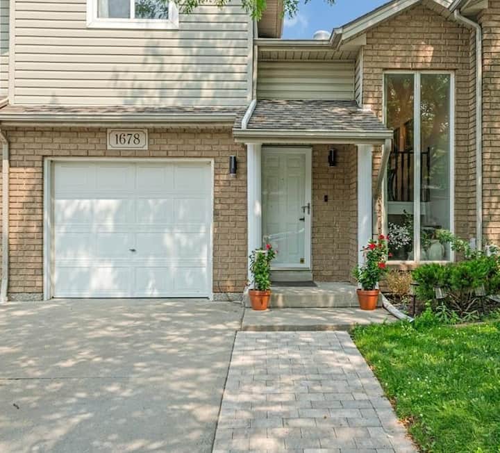 Windsor 2br Home W Patio, Bbq & Workspace - Grosse Pointe, MI