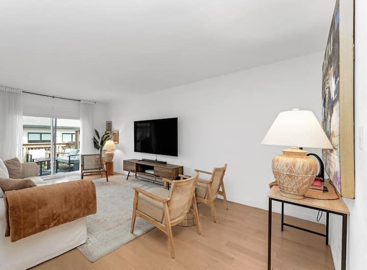 Windsor 2br Home W Patio, Bbq & Workspace - Windsor